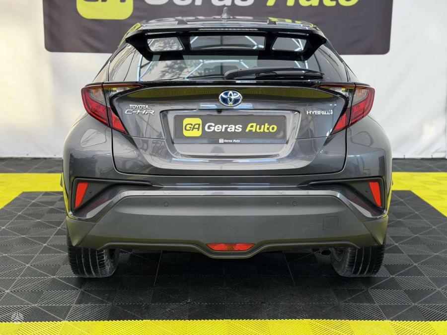 Grey Toyota C-HR 2021 in Vilnius, with an engine capacity of 1.80 L and mileage of 75 thousand km for 18980 €, photo 6 on AUTOMOTO.COM.LV