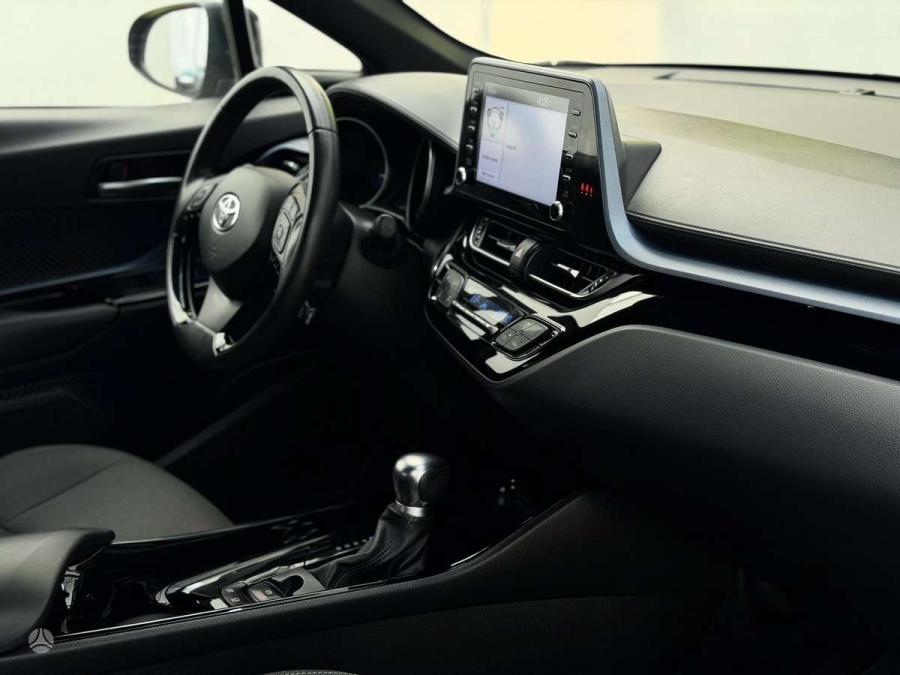 Grey Toyota C-HR 2021 in Vilnius, with an engine capacity of 1.80 L and mileage of 75 thousand km for 18980 €, photo 16 on AUTOMOTO.COM.LV