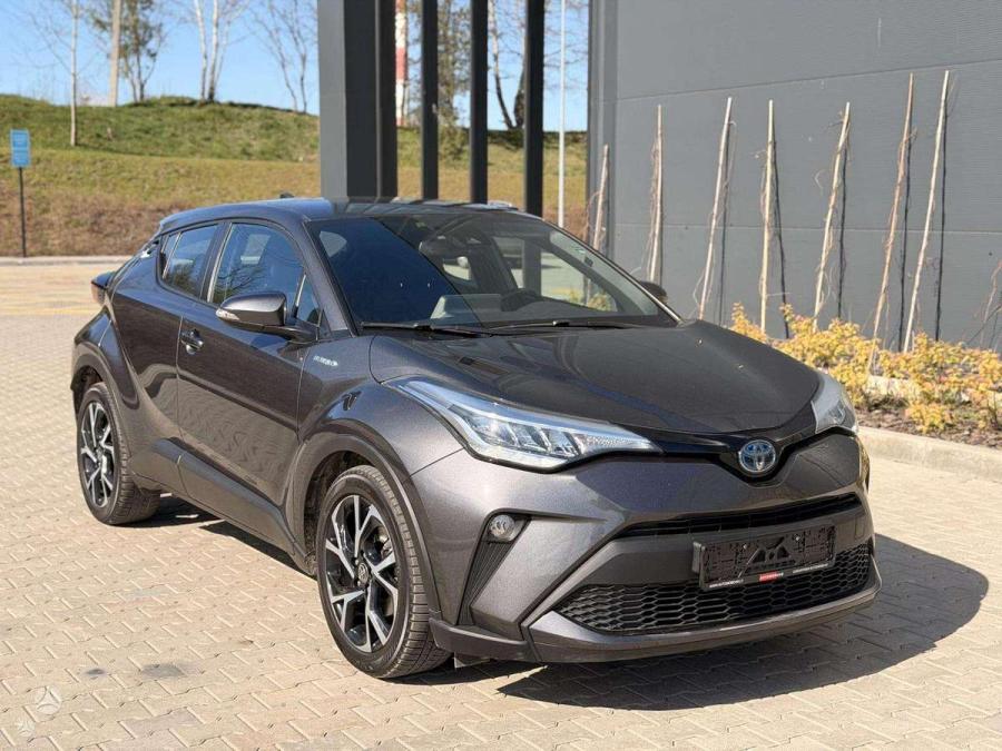 Grey Toyota C-HR 2021 in Vilnius, with an engine capacity of 1.80 L and mileage of 124 thousand km for 18500 €, photo 1 on AUTOMOTO.COM.LV