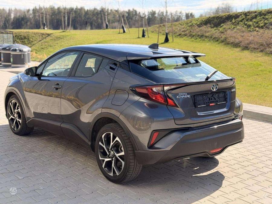 Grey Toyota C-HR 2021 in Vilnius, with an engine capacity of 1.80 L and mileage of 124 thousand km for 18500 €, photo 6 on AUTOMOTO.COM.LV