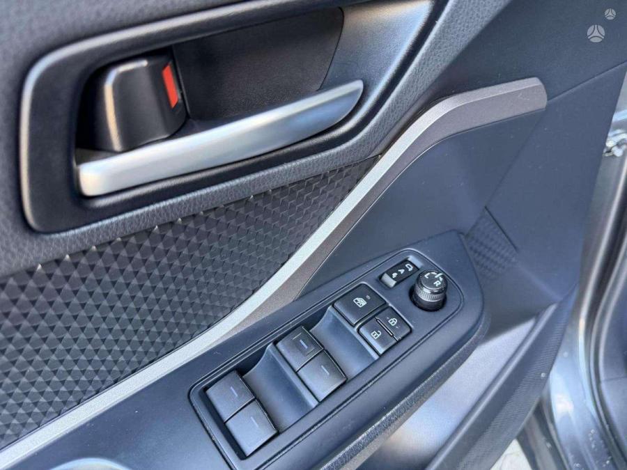 Grey Toyota C-HR 2021 in Vilnius, with an engine capacity of 1.80 L and mileage of 124 thousand km for 18500 €, photo 15 on AUTOMOTO.COM.LV