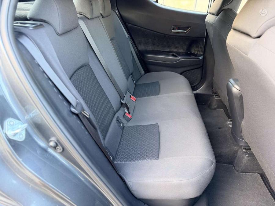 Pelēks Toyota C-HR 2021 Viļņa, ar dzinēja tilpumu 1.80 L un nobraukumu 79 tūkst. km par 20950 €, foto 17 vietnē AUTOMOTO.COM.LV