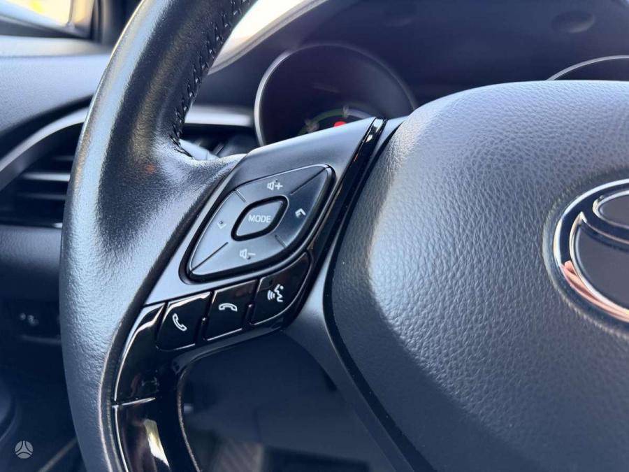 Pelēks Toyota C-HR 2021 Viļņa, ar dzinēja tilpumu 1.80 L un nobraukumu 79 tūkst. km par 20950 €, foto 24 vietnē AUTOMOTO.COM.LV