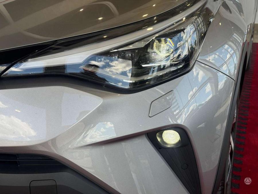 Серый Тойота C-HR 2021 в Шяуляй, объемом двигателя 1.80 л и пробегом 87 тыс. км за 20900 €, фото 5 на AUTOMOTO.COM.LV