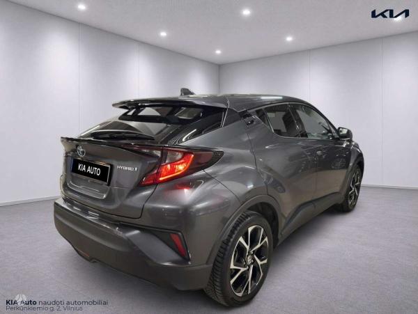 Серый Тойота C-HR 2021 в Вильнюс, объемом двигателя 1.80 л и пробегом 35 тыс. км за 21900 €, фото 2 на AUTOMOTO.COM.LV