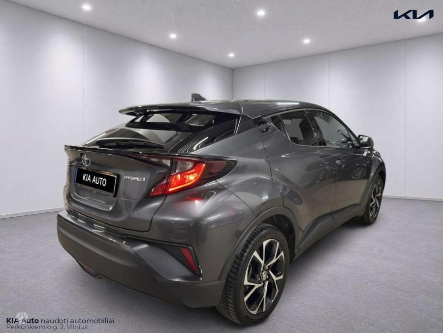 Pelēks Toyota C-HR 2021 Viļņa, ar dzinēja tilpumu 1.80 L un nobraukumu 35 tūkst. km par 21900 €, foto 3 vietnē AUTOMOTO.COM.LV