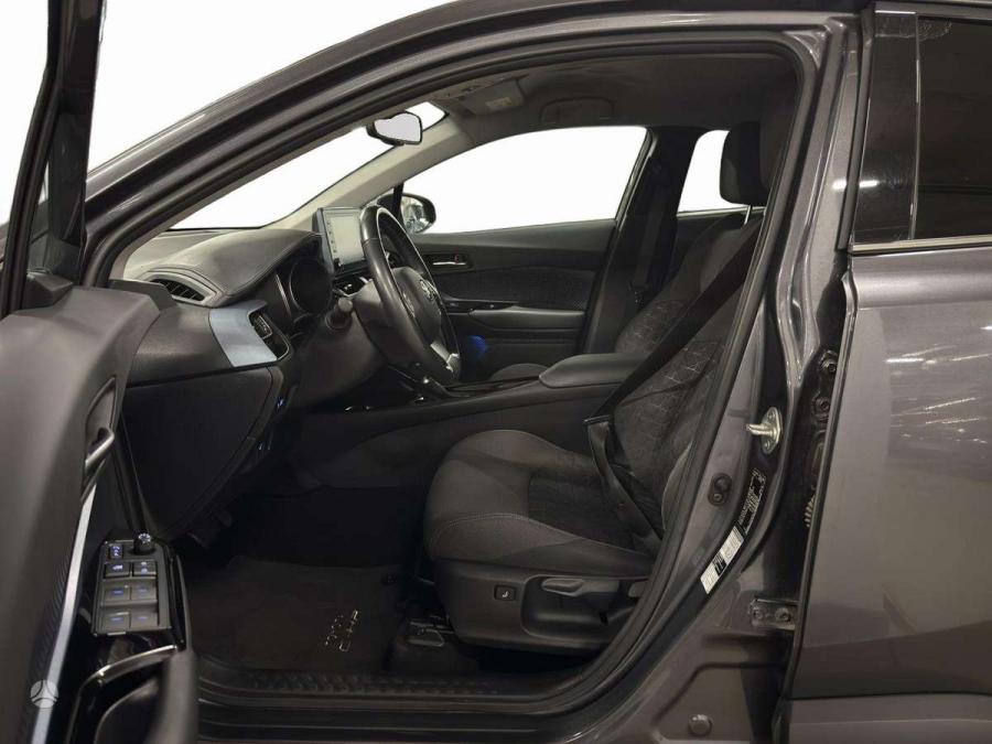 Pelēks Toyota C-HR 2021 Viļņa, ar dzinēja tilpumu 1.80 L un nobraukumu 35 tūkst. km par 21900 €, foto 9 vietnē AUTOMOTO.COM.LV