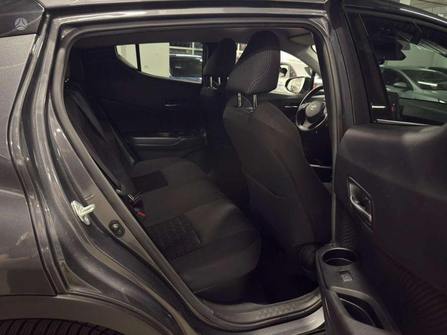 Pelēks Toyota C-HR 2021 Viļņa, ar dzinēja tilpumu 1.80 L un nobraukumu 35 tūkst. km par 21900 €, foto 18 vietnē AUTOMOTO.COM.LV