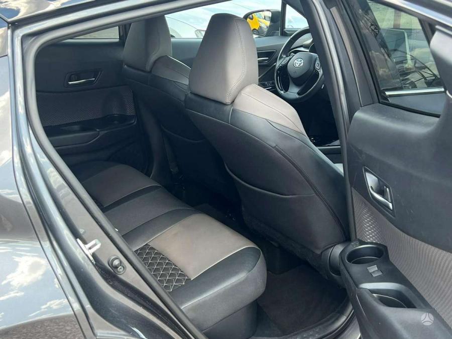 Grey Toyota C-HR 2021 in Vilnius, with an engine capacity of 2.00 L and mileage of 90 thousand km for 23980 €, photo 9 on AUTOMOTO.COM.LV