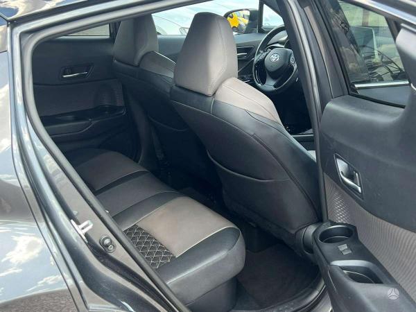 Grey Toyota C-HR 2021 in Vilnius, with an engine capacity of 2.00 L and mileage of 90 thousand km for 23980 €, photo 8 on AUTOMOTO.COM.LV