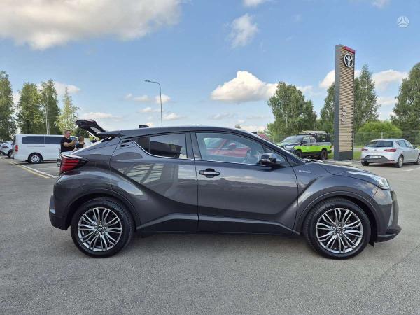 Grey Toyota C-HR 2021 in Panevezys, with an engine capacity of 1.99 L and mileage of 103 thousand km for 19990 €, photo 4 on AUTOMOTO.COM.LV