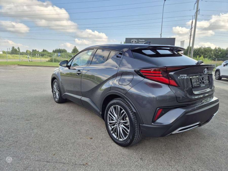 Grey Toyota C-HR 2021 in Panevezys, with an engine capacity of 1.99 L and mileage of 103 thousand km for 19990 €, photo 8 on AUTOMOTO.COM.LV