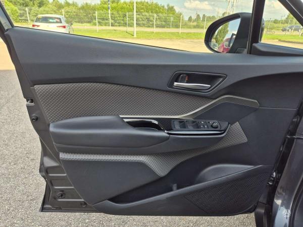 Grey Toyota C-HR 2021 in Panevezys, with an engine capacity of 1.99 L and mileage of 103 thousand km for 19990 €, photo 9 on AUTOMOTO.COM.LV