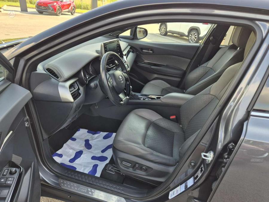Grey Toyota C-HR 2021 in Panevezys, with an engine capacity of 1.99 L and mileage of 103 thousand km for 19990 €, photo 11 on AUTOMOTO.COM.LV