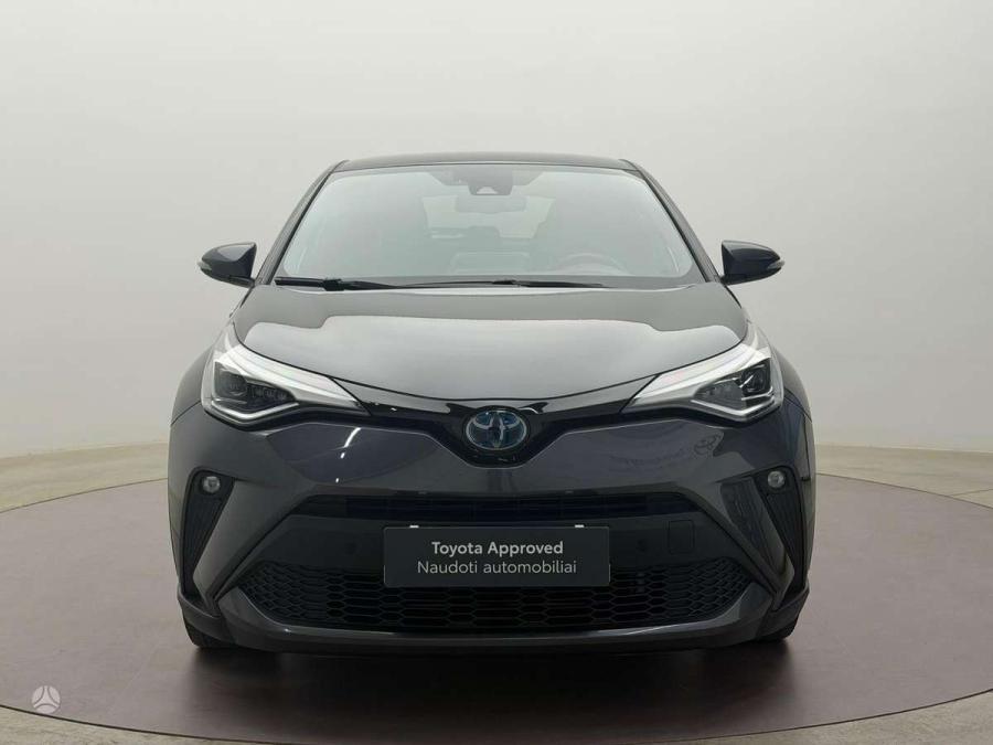 Pelēks Toyota C-HR 2021 Panevēža, ar dzinēja tilpumu 1.80 L un nobraukumu 63 tūkst. km par 23790 €, foto 3 vietnē AUTOMOTO.COM.LV