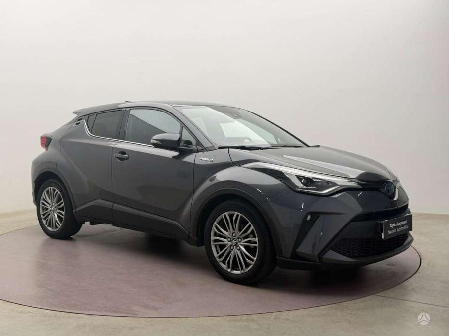 Pelēks Toyota C-HR 2021 Panevēža, ar dzinēja tilpumu 1.80 L un nobraukumu 63 tūkst. km par 23790 €, foto 4 vietnē AUTOMOTO.COM.LV