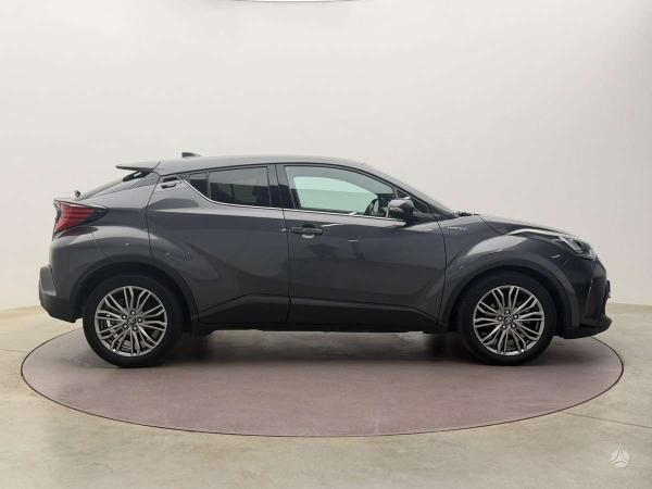 Grey Toyota C-HR 2021 in Panevezys, with an engine capacity of 1.80 L and mileage of 63 thousand km for 23790 €, photo 4 on AUTOMOTO.COM.LV