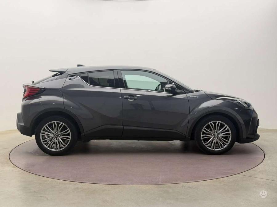 Pelēks Toyota C-HR 2021 Panevēža, ar dzinēja tilpumu 1.80 L un nobraukumu 63 tūkst. km par 23790 €, foto 5 vietnē AUTOMOTO.COM.LV