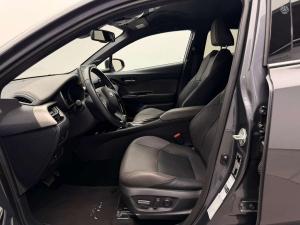 Pelēks Toyota C-HR 2021 Panevēža, ar dzinēja tilpumu 1.80 L un nobraukumu 63 tūkst. km par 23790 €, foto 10 vietnē AUTOMOTO.COM.LV