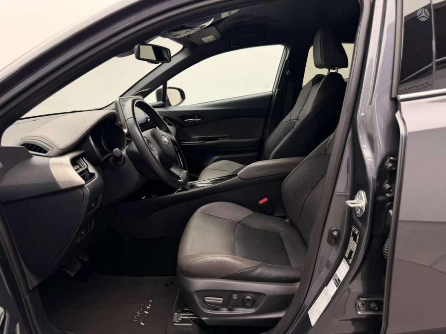 Pelēks Toyota C-HR 2021 Panevēža, ar dzinēja tilpumu 1.80 L un nobraukumu 63 tūkst. km par 23790 €, foto 10 vietnē AUTOMOTO.COM.LV