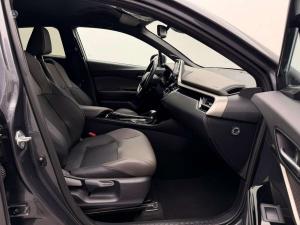 Pelēks Toyota C-HR 2021 Panevēža, ar dzinēja tilpumu 1.80 L un nobraukumu 63 tūkst. km par 23790 €, foto 16 vietnē AUTOMOTO.COM.LV
