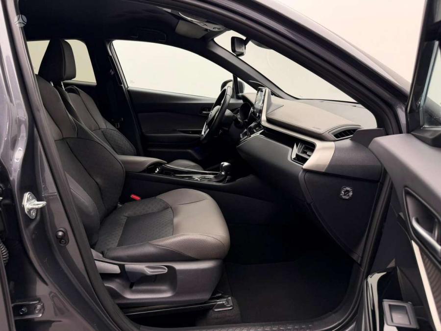 Pelēks Toyota C-HR 2021 Panevēža, ar dzinēja tilpumu 1.80 L un nobraukumu 63 tūkst. km par 23790 €, foto 16 vietnē AUTOMOTO.COM.LV