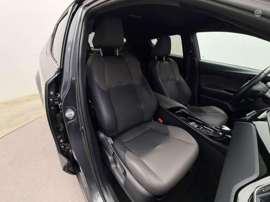 Pelēks Toyota C-HR 2021 Panevēža, ar dzinēja tilpumu 1.80 L un nobraukumu 63 tūkst. km par 23790 €, foto 17 vietnē AUTOMOTO.COM.LV