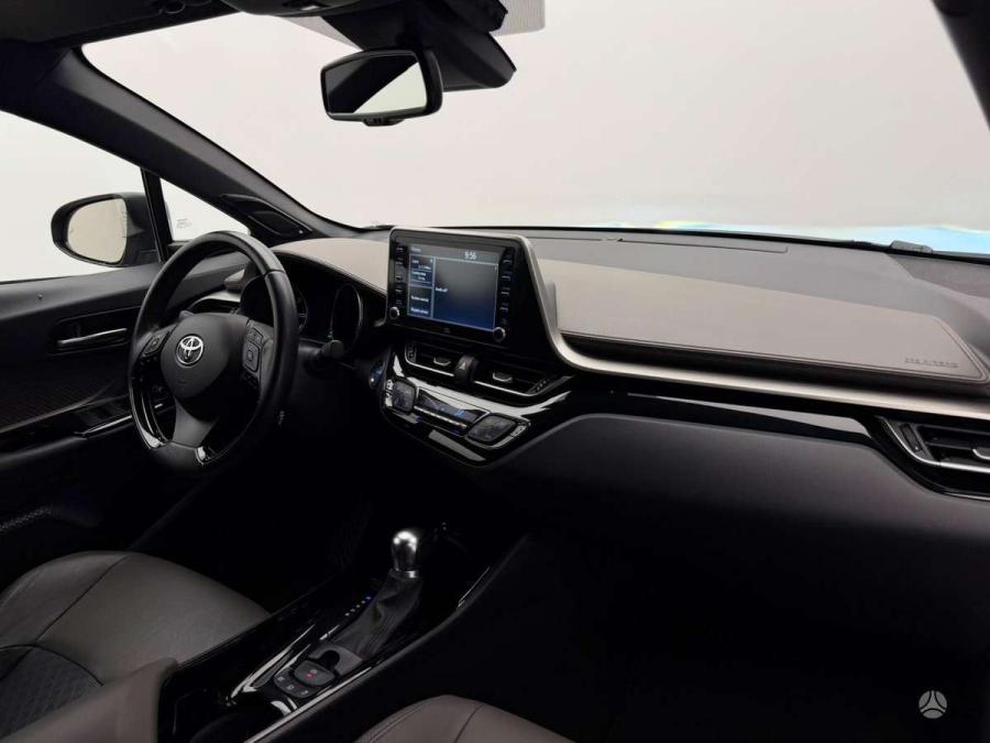 Pelēks Toyota C-HR 2021 Panevēža, ar dzinēja tilpumu 1.80 L un nobraukumu 63 tūkst. km par 23790 €, foto 18 vietnē AUTOMOTO.COM.LV