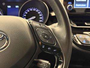 Pelēks Toyota C-HR 2021 Panevēža, ar dzinēja tilpumu 1.80 L un nobraukumu 63 tūkst. km par 23790 €, foto 22 vietnē AUTOMOTO.COM.LV