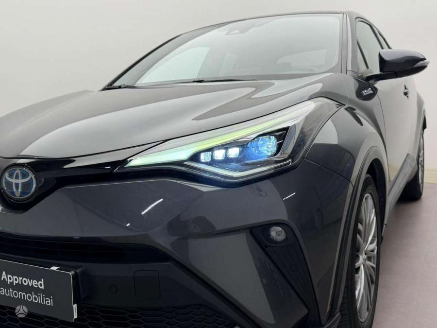 Pelēks Toyota C-HR 2021 Panevēža, ar dzinēja tilpumu 1.80 L un nobraukumu 63 tūkst. km par 23790 €, foto 38 vietnē AUTOMOTO.COM.LV