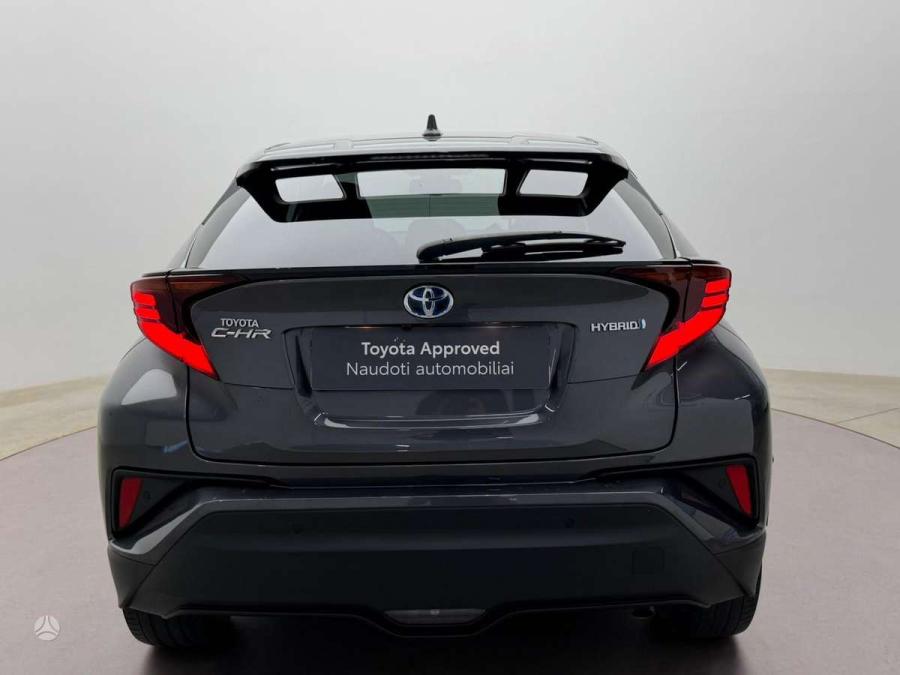 Pelēks Toyota C-HR 2021 Panevēža, ar dzinēja tilpumu 1.80 L un nobraukumu 63 tūkst. km par 23790 €, foto 39 vietnē AUTOMOTO.COM.LV