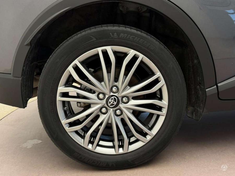 Pelēks Toyota C-HR 2021 Panevēža, ar dzinēja tilpumu 1.80 L un nobraukumu 63 tūkst. km par 23790 €, foto 41 vietnē AUTOMOTO.COM.LV