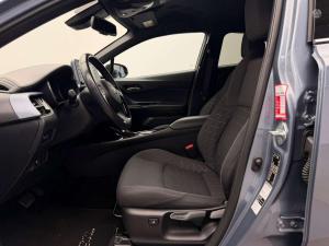Pelēks Toyota C-HR 2021 Panevēža, ar dzinēja tilpumu 1.99 L un nobraukumu 129 tūkst. km par 21590 €, foto 10 vietnē AUTOMOTO.COM.LV