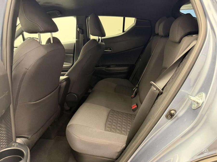Pelēks Toyota C-HR 2021 Panevēža, ar dzinēja tilpumu 1.99 L un nobraukumu 129 tūkst. km par 21590 €, foto 13 vietnē AUTOMOTO.COM.LV