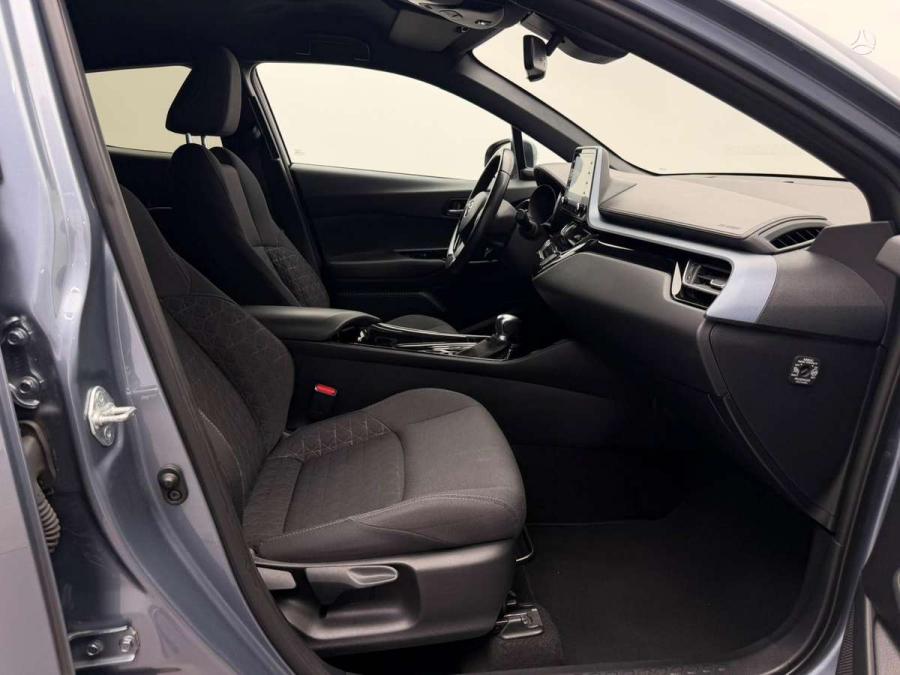 Pelēks Toyota C-HR 2021 Panevēža, ar dzinēja tilpumu 1.99 L un nobraukumu 129 tūkst. km par 21590 €, foto 16 vietnē AUTOMOTO.COM.LV