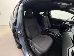 Pelēks Toyota C-HR 2021 Panevēža, ar dzinēja tilpumu 1.99 L un nobraukumu 129 tūkst. km par 21590 €, foto 17 vietnē AUTOMOTO.COM.LV