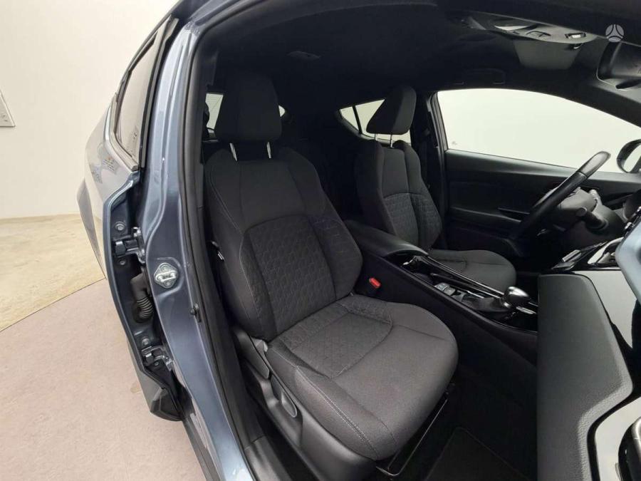 Pelēks Toyota C-HR 2021 Panevēža, ar dzinēja tilpumu 1.99 L un nobraukumu 129 tūkst. km par 21590 €, foto 17 vietnē AUTOMOTO.COM.LV
