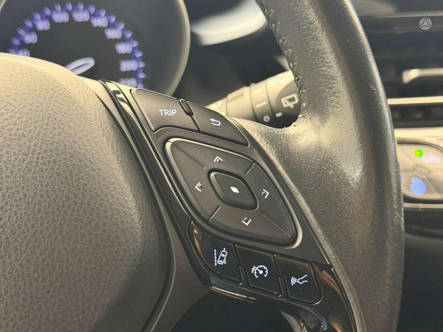 Pelēks Toyota C-HR 2021 Panevēža, ar dzinēja tilpumu 1.99 L un nobraukumu 129 tūkst. km par 21590 €, foto 22 vietnē AUTOMOTO.COM.LV