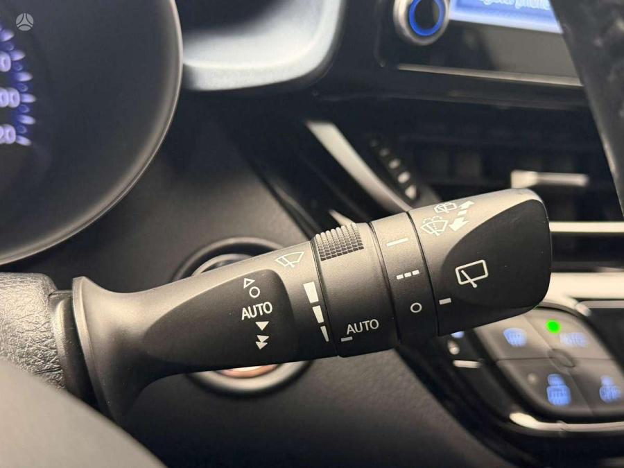 Pelēks Toyota C-HR 2021 Panevēža, ar dzinēja tilpumu 1.99 L un nobraukumu 129 tūkst. km par 21590 €, foto 25 vietnē AUTOMOTO.COM.LV