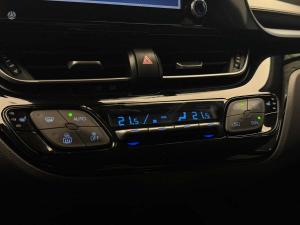 Pelēks Toyota C-HR 2021 Panevēža, ar dzinēja tilpumu 1.99 L un nobraukumu 129 tūkst. km par 21590 €, foto 32 vietnē AUTOMOTO.COM.LV