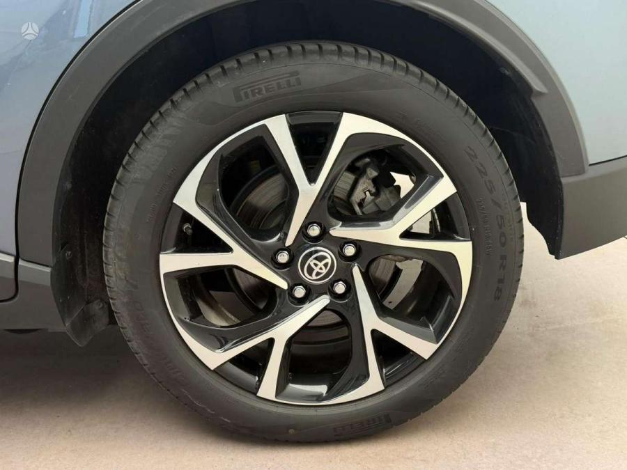 Pelēks Toyota C-HR 2021 Panevēža, ar dzinēja tilpumu 1.99 L un nobraukumu 129 tūkst. km par 21590 €, foto 40 vietnē AUTOMOTO.COM.LV