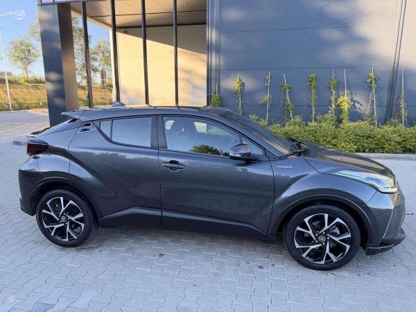 Grey Toyota C-HR 2021 in Vilnius, with an engine capacity of 1.80 L and mileage of 176 thousand km for 16950 €, photo 4 on AUTOMOTO.COM.LV