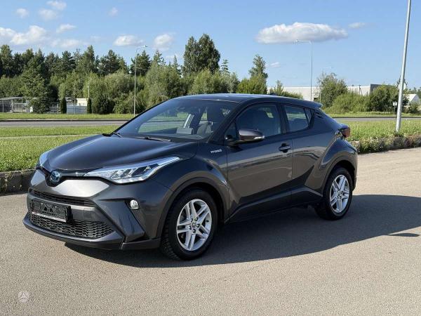 Pelēks Toyota C-HR 2021 Panevēža, ar dzinēja tilpumu 1.80 L un nobraukumu 54 tūkst. km par 17900 €, foto 1 vietnē AUTOMOTO.COM.LV