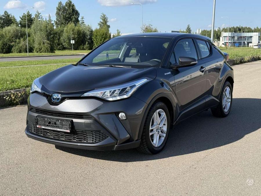 Grey Toyota C-HR 2021 in Panevezys, with an engine capacity of 1.80 L and mileage of 54 thousand km for 17900 €, photo 3 on AUTOMOTO.COM.LV