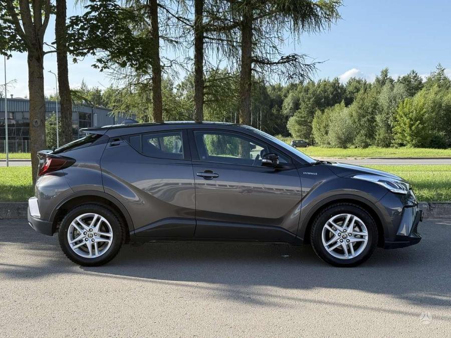 Grey Toyota C-HR 2021 in Panevezys, with an engine capacity of 1.80 L and mileage of 54 thousand km for 17900 €, photo 22 on AUTOMOTO.COM.LV