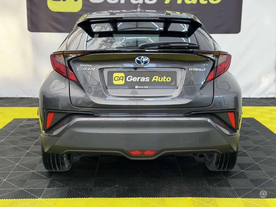 Grey Toyota C-HR 2021 in Vilnius, with an engine capacity of 1.80 L and mileage of 75 thousand km for 18900 €, photo 6 on AUTOMOTO.COM.LV