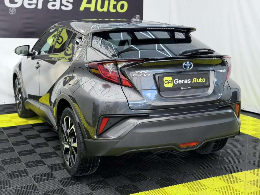 Grey Toyota C-HR 2021 in Vilnius, with an engine capacity of 1.80 L and mileage of 75 thousand km for 18900 €, photo 7 on AUTOMOTO.COM.LV
