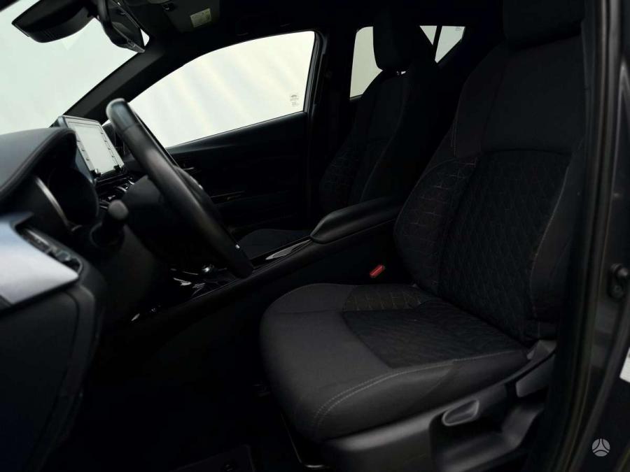 Grey Toyota C-HR 2021 in Vilnius, with an engine capacity of 1.80 L and mileage of 75 thousand km for 18900 €, photo 11 on AUTOMOTO.COM.LV