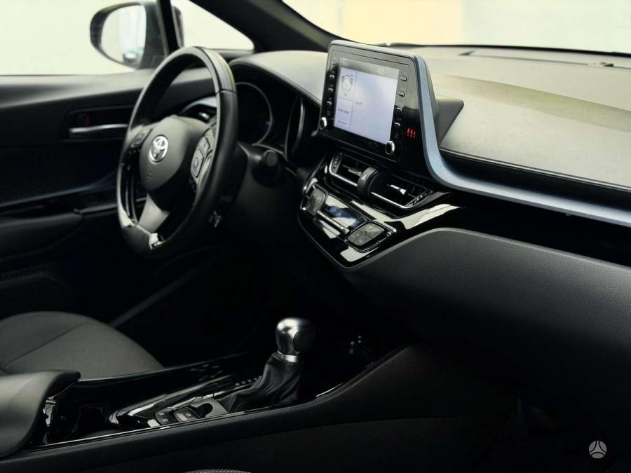 Grey Toyota C-HR 2021 in Vilnius, with an engine capacity of 1.80 L and mileage of 75 thousand km for 18900 €, photo 16 on AUTOMOTO.COM.LV