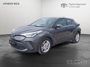 Серый Тойота C-HR 2021 в Рига, объемом двигателя 1.80 л и пробегом 95 тыс. км за 19200 €, фото  на AUTOMOTO.COM.LV